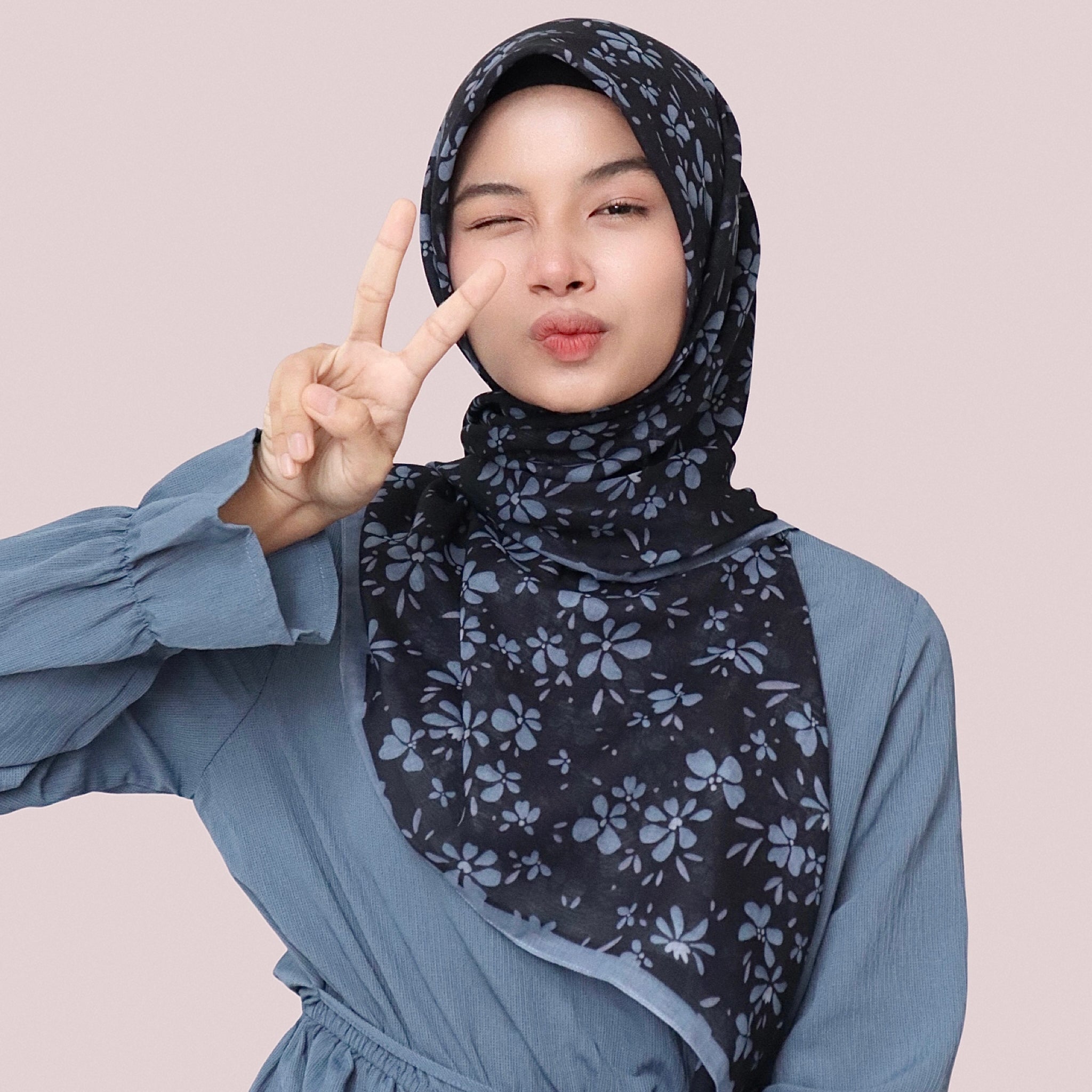 Daria in black – epscarf