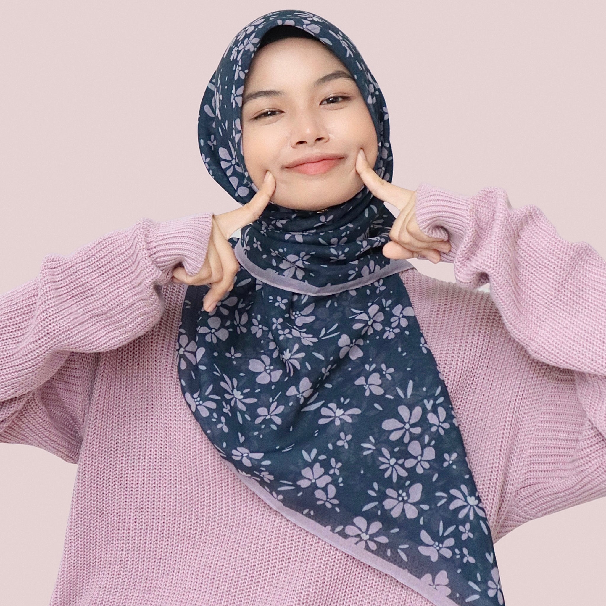 Daria in dark blue – epscarf